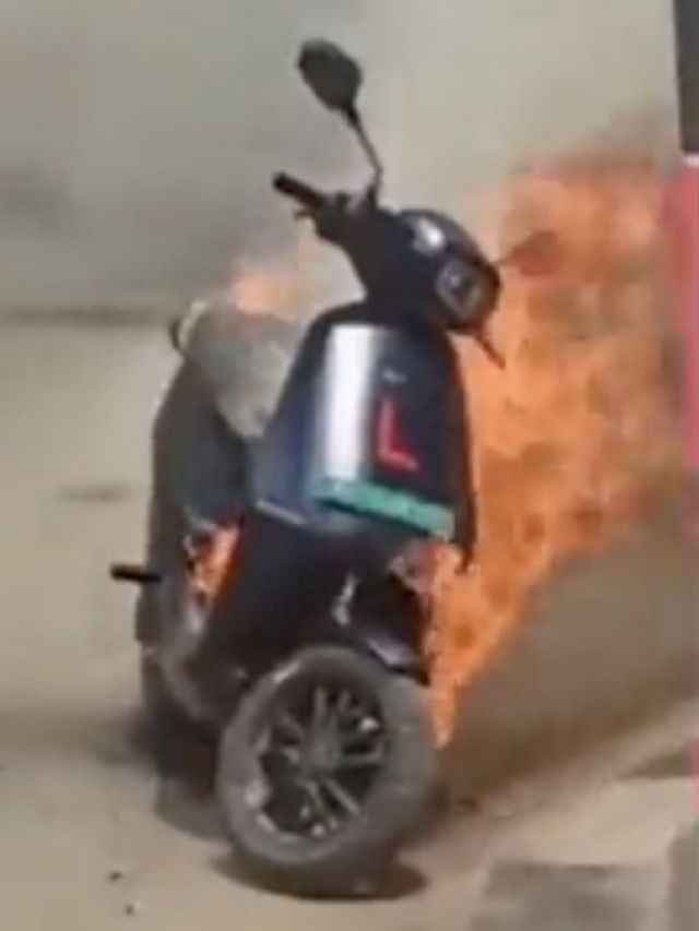 Watch: Ola S1 Pro electric scooter bursts into flames - Smartprix Bytes