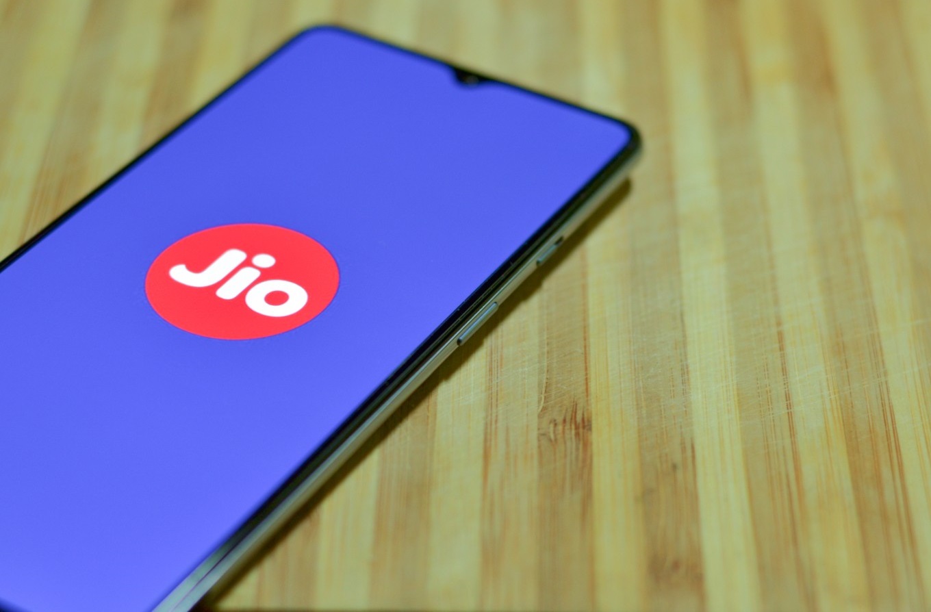 Jio's latest Rs 2,999 yearly plan has a lot to offer - Smartprix